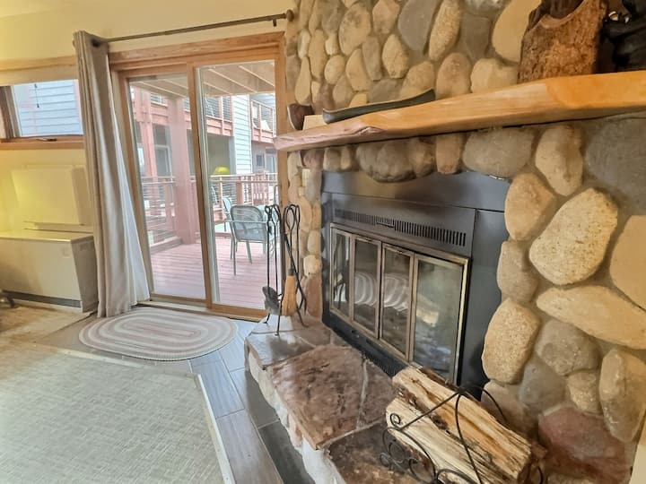 Ski-in Ski-out End Unit, Hot Tub, Pool, Fitness - Lutsen, MN