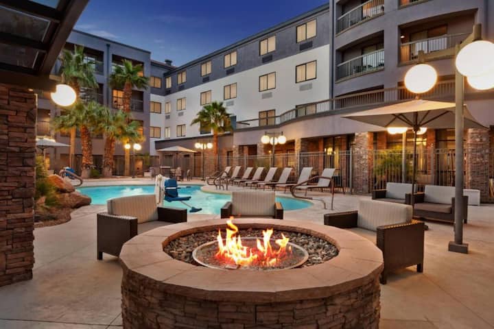 Walk To Allegiant Stadium + Pool, Bistro, & Gym - Las Vegas