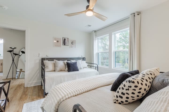 Lakeside Haven- Lake Hartwell, Sleeps 8 - Seneca, SC