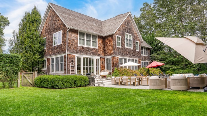 Spacious Southampton Retreat With Backyard Oasis - The Hamptons, NY