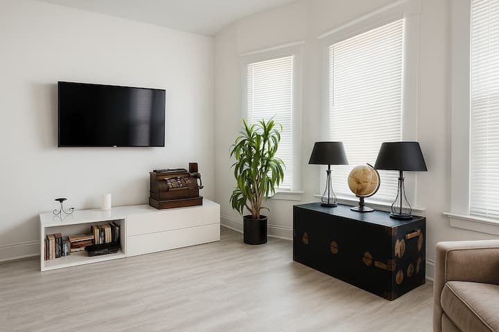 Detroit 4br Home | Bathtub & Pet Friendly Stay - Hamtramck, MI