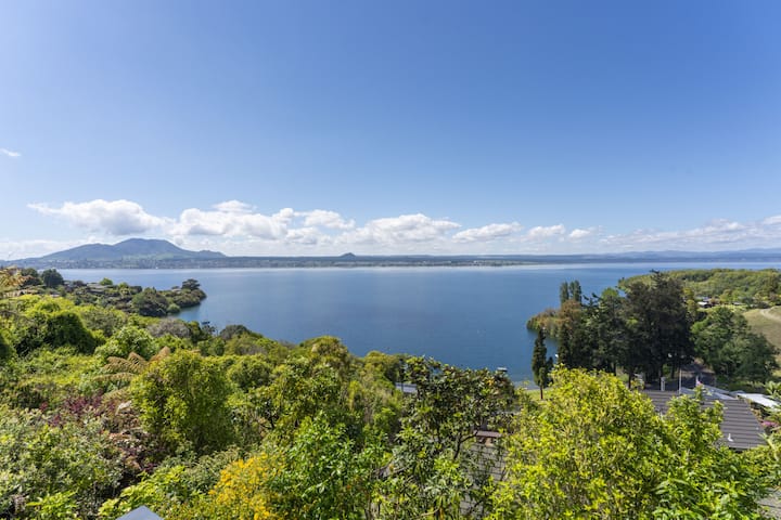 Acacia Cottage - Lake Views & Laid-back Living - Taupo