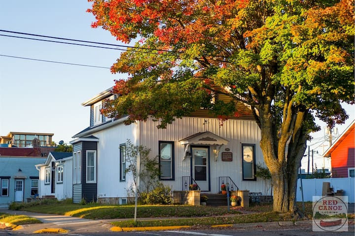 Landmark House – Downtown Minocqua Luxury Retreat - Minocqua, WI