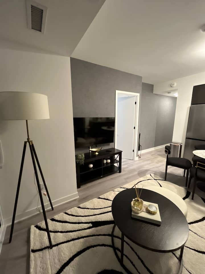 Bright 2br Condo W/ Patio & Free Parking - Toronto, ON