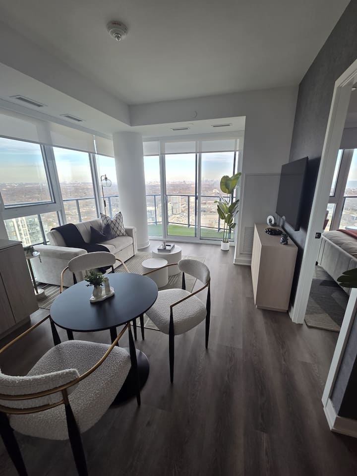 Stylish 2br Condo W/ Patio & Free Parking - Toronto