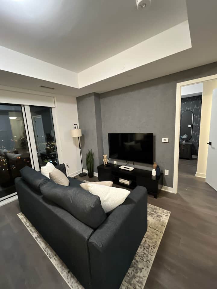 Modern 2br Condo Patio Parking & City Convenience - Toronto, ON