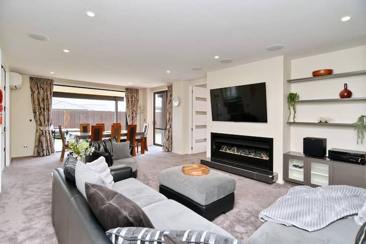 Wigram Residence - Spacious Family & Group Retreat - Christchurch