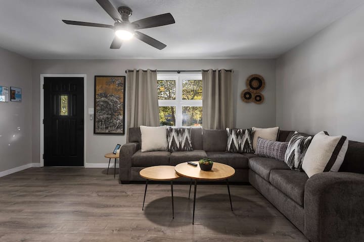 Great Space For Family- W/6 Kingbeds+pets Ok - Shawnee, KS