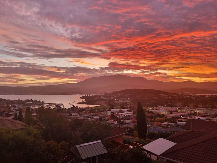 "The Lookout" With City, Water And Mountain Views. - Cambridge