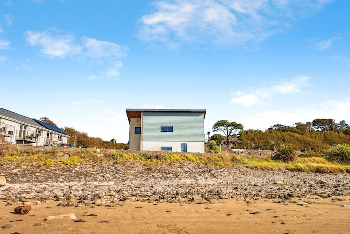 Unique Beachfront House With Hot Tub And Sea Views - Llansteffan