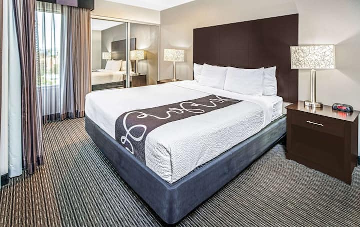 1 King Bed | La Quinta Anaheim | Free Breakfast - Anaheim, CA