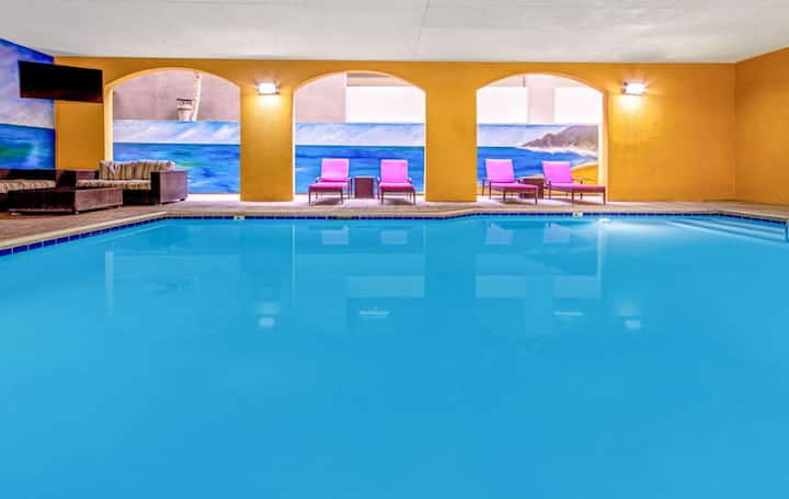 La Quinta Anaheim | King Room | Near Disneyland - Anaheim, CA