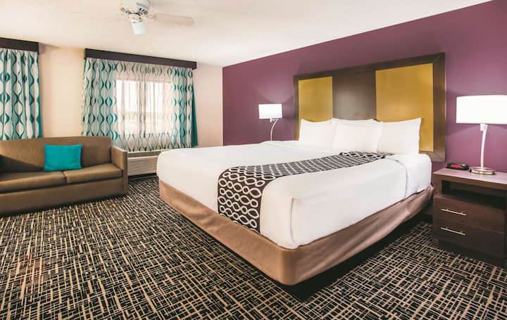 La Quinta Mason | Deluxe King Suite | Free Parking - Loveland, OH