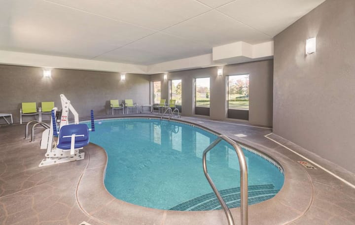 La Quinta Louisville East | King | Near Downtown - Louisville, KY