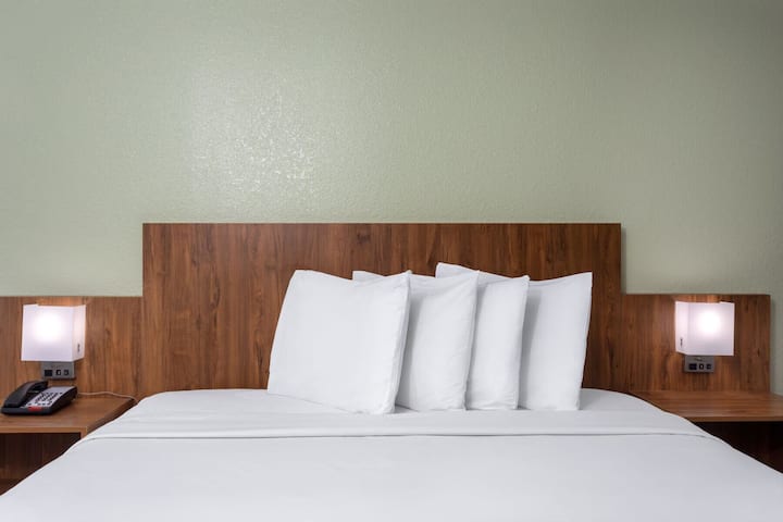 King Bed | Ramada Altamonte | Near Universal - Altamonte Springs, FL