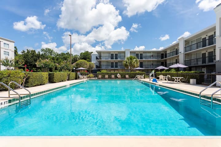 Ramada Altamonte Springs | Spacious Family Room - Altamonte Springs, FL