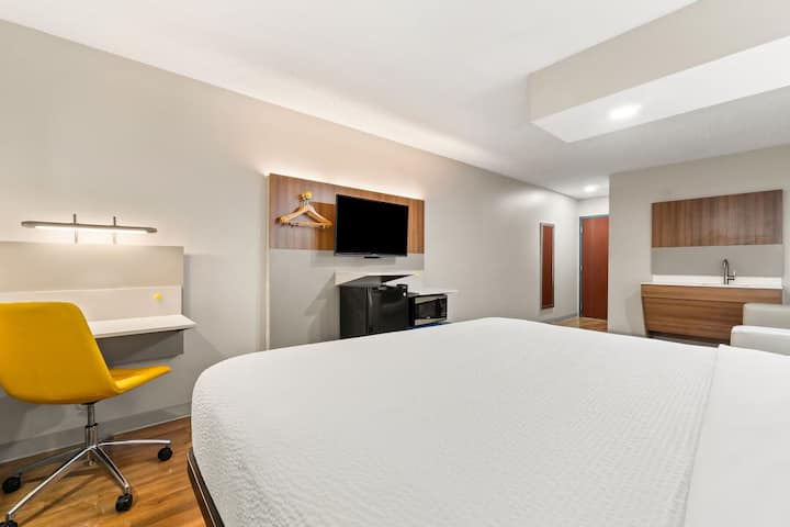 Microtel Salisbury | Spacious King Suite Stay - Salisbury, MD