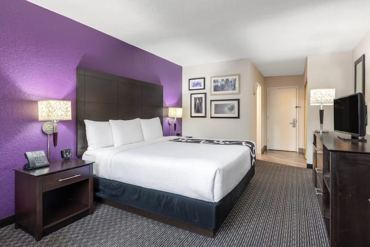 1 King Bed | La Quinta Clifton | Free Breakfast - New York City