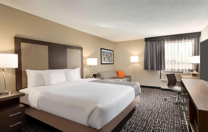 Spacious King Suite | Laquinta St. Louis Route 66 - Kirkwood, MO
