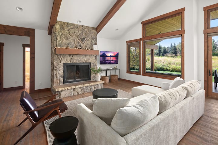 Luxe Retreat | Trails, Pools & Lake Access - Whitefish, MT