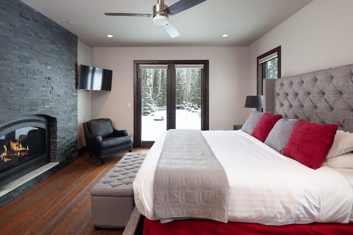 Elegant Resort Home+gourmet Kitchen & Nature Walks - Whitefish, MT