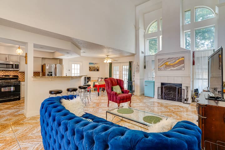 Large Families Welcome! Spacious Fort Worth Home - Fort Worth, TX