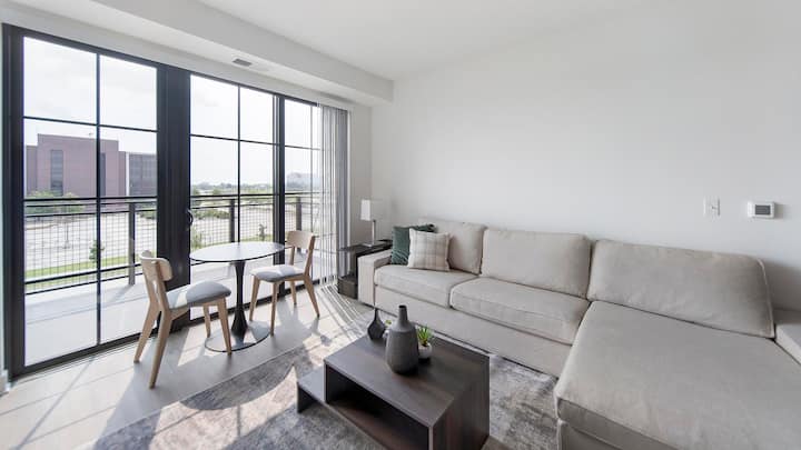 Landing | Modern 1bd, Yoga Studio, Gym - Schaumburg