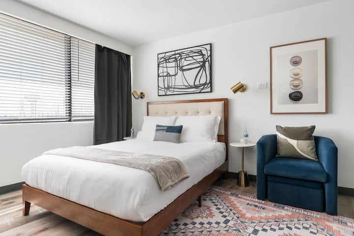 Lodgeur | Modern Studio W/ Pool | Upper Kirby - Houston, TX