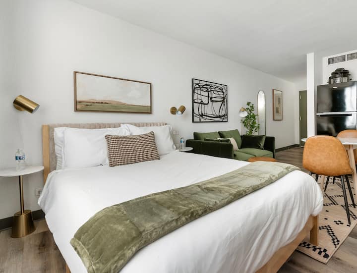 Lodgeur | Vibrant Studio Escape | Upper Kirby - Houston, TX