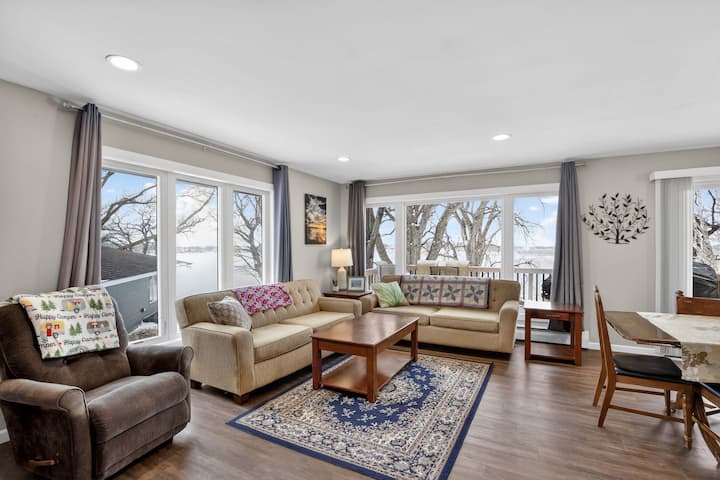 Lakefront Retreat W/ Dock + Games - Lake Washington, Madison Lake
