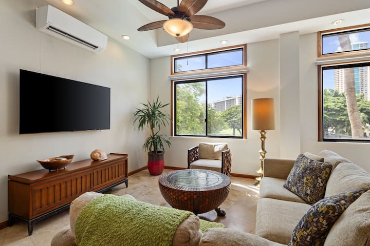 2,122 Sq Ft Suite With 2 Living Areas & Parking - Honolulu, HI
