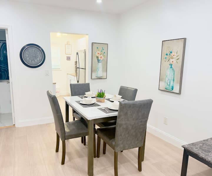 The Yellow Wave: 2br By Hollywood Beach, Sleeps 6 - Hollywood, FL