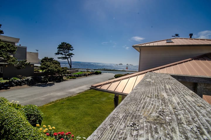 Ocean Views, Bbq, Bikes, Games: Selah Beach Home - Crescent City, CA