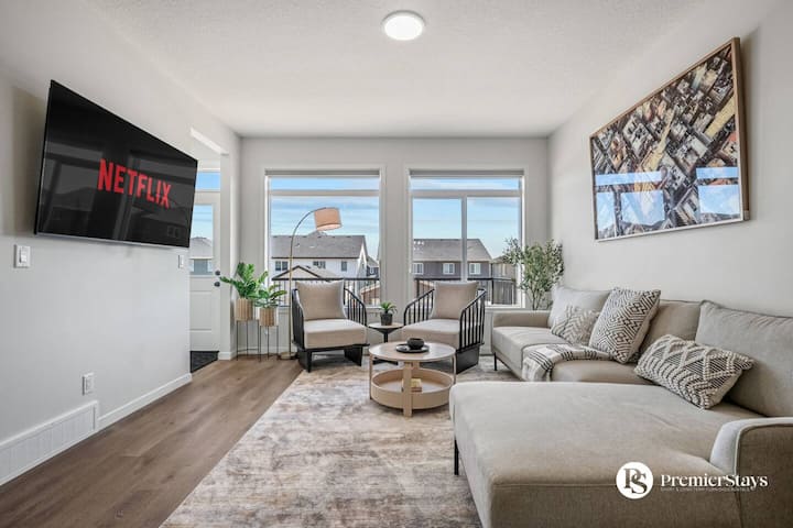 Sleeps 10, King Bed, Central Ac, Near Airport - Calgary