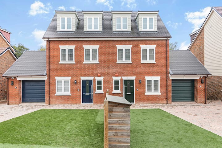 The Roost Group - 27 Guests, Two Homes, Hot Tub - Hastings