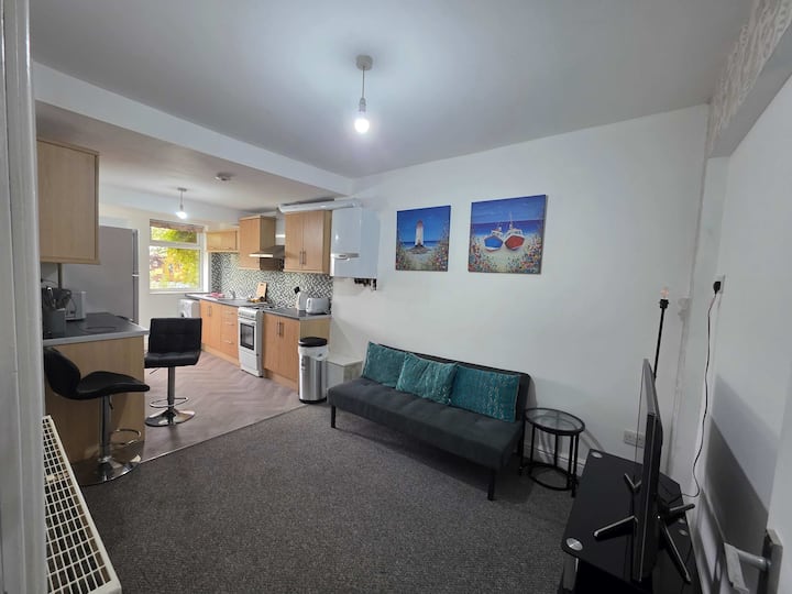 Inviting 3-bed Home In Worksop With Street Parking - Sherwood Forest