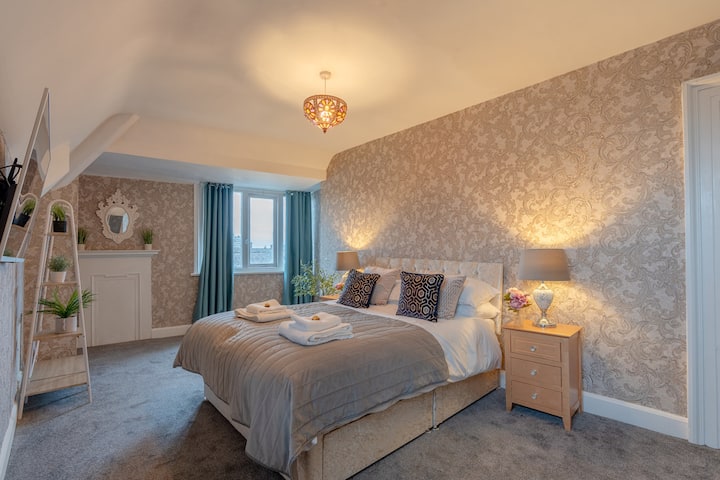 Southport Rabbit Inn - Top Floor - Sleeps 9 - Southport