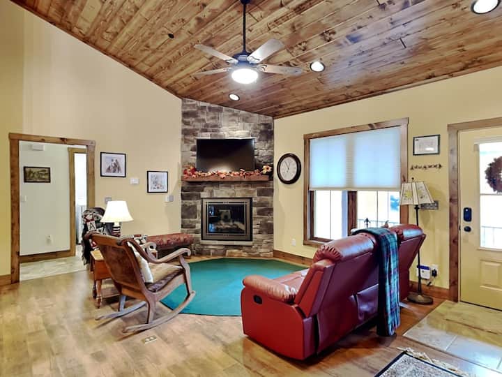 Buzzy Bee Lodge | Hot Tub, Fire Pit, Pet-friendly - Deep Creek Lake, MD