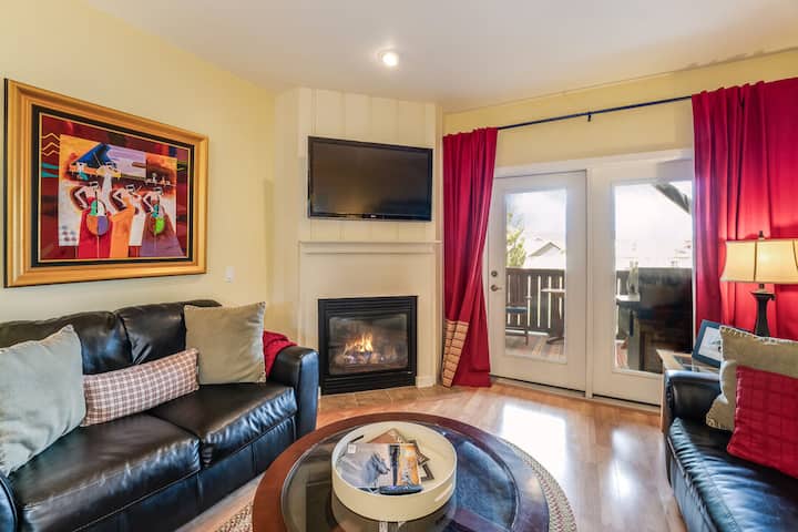 New! 30-day Stay | A/c, Fireplace, Pool & Hot Tub - Whitefish, MT