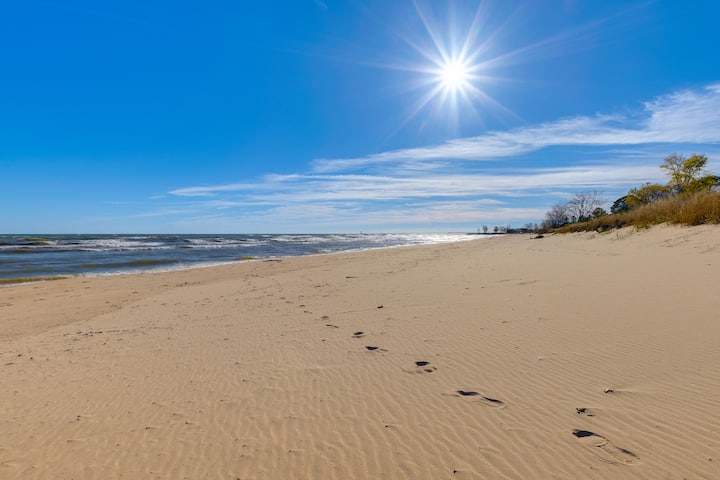 Steps To Beach - Two Rivers ‘Lakeview Cottage’ - Two Rivers, WI