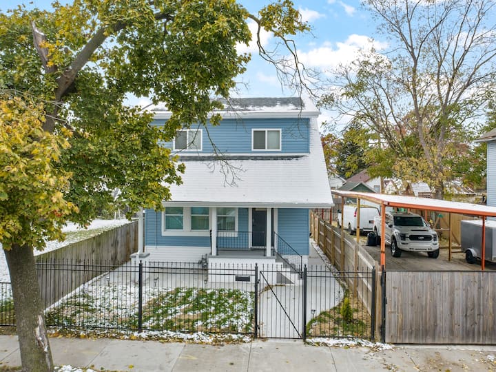 Stylish Family Retreat – 10 Guests & Parking - Detroit