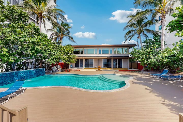 Beachfront Condo With Pool And Island Vibes - Madeira Beach, FL