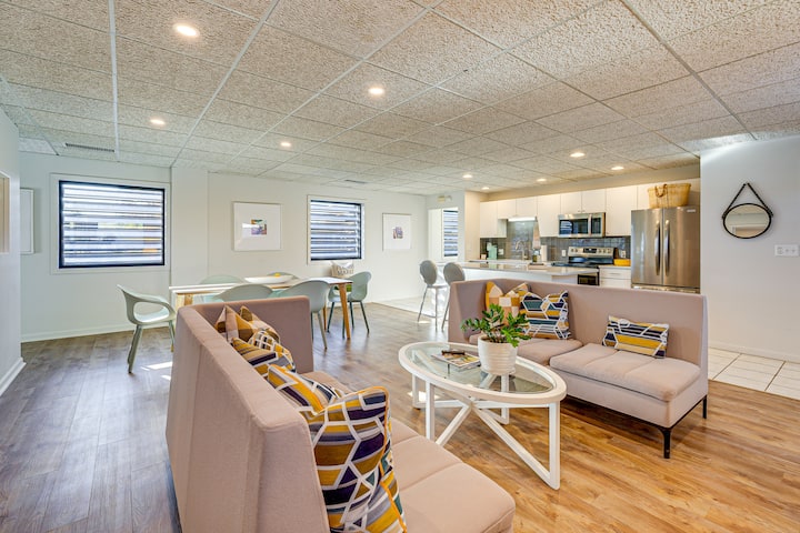 Between Restaurant & Brewery! Chic Perrysburg Apt - Holland, OH