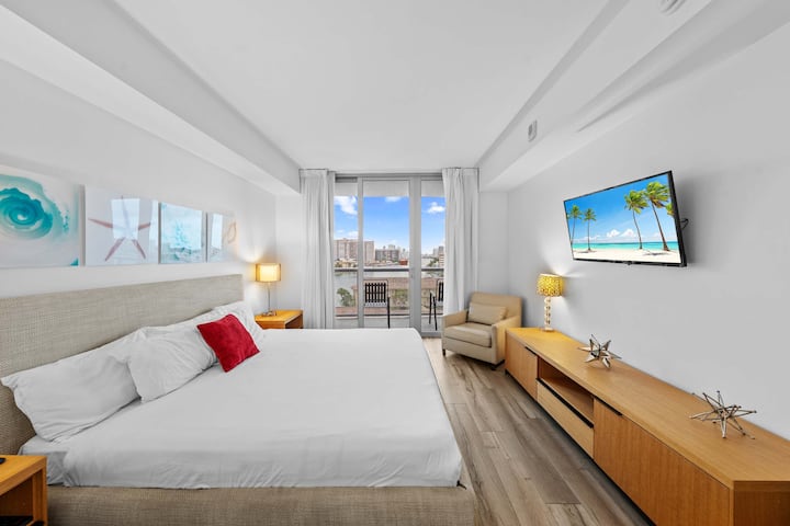 Walk To The Beach - Beach Loungers - 7th Floor - Aventura