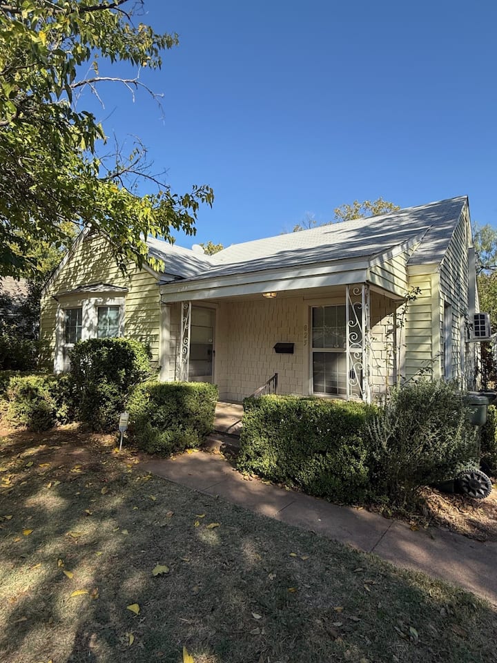 Peaceful & Cozy Cottage, Quiet Area, Sleeps 8 - Abilene, TX