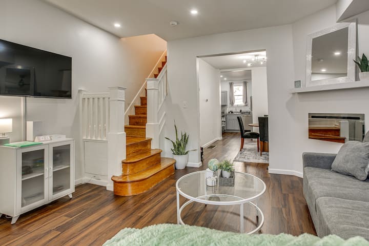 3-story Rowhouse W/ Patio! 5 Mi To Center City - Philadelphia, PA