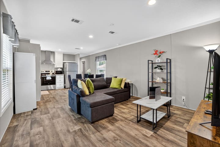 Comfy & Modern Home Near Downtown Lakeland - Lakeland, FL