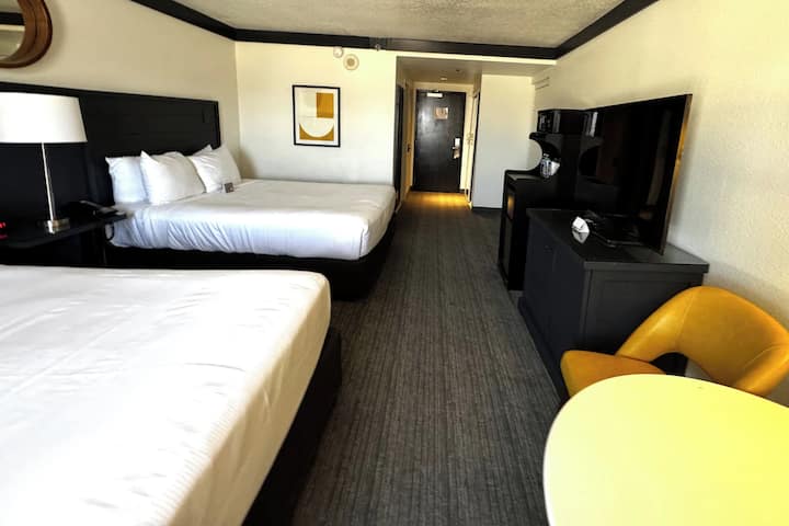 Stay Steps From Mgm Grand With Casino Access -