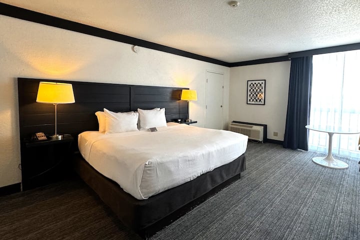 Prime Vegas Location! Onsite Bar + Casino - Las Vegas