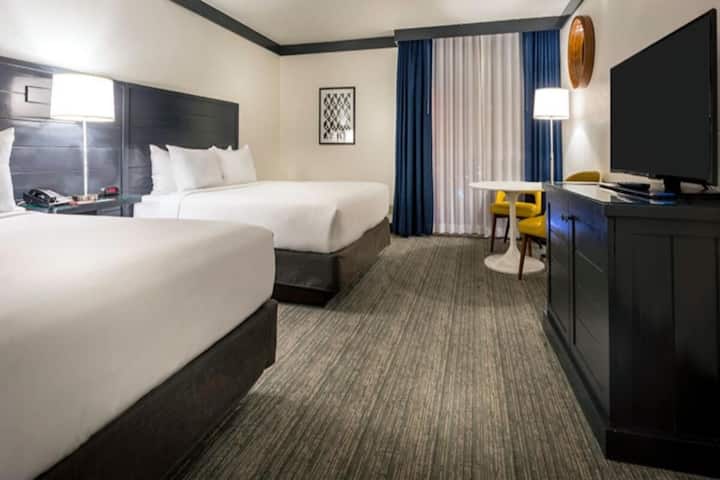 2 Standard Queen Units At Oyo Las Vegas Hotel - Las Vegas